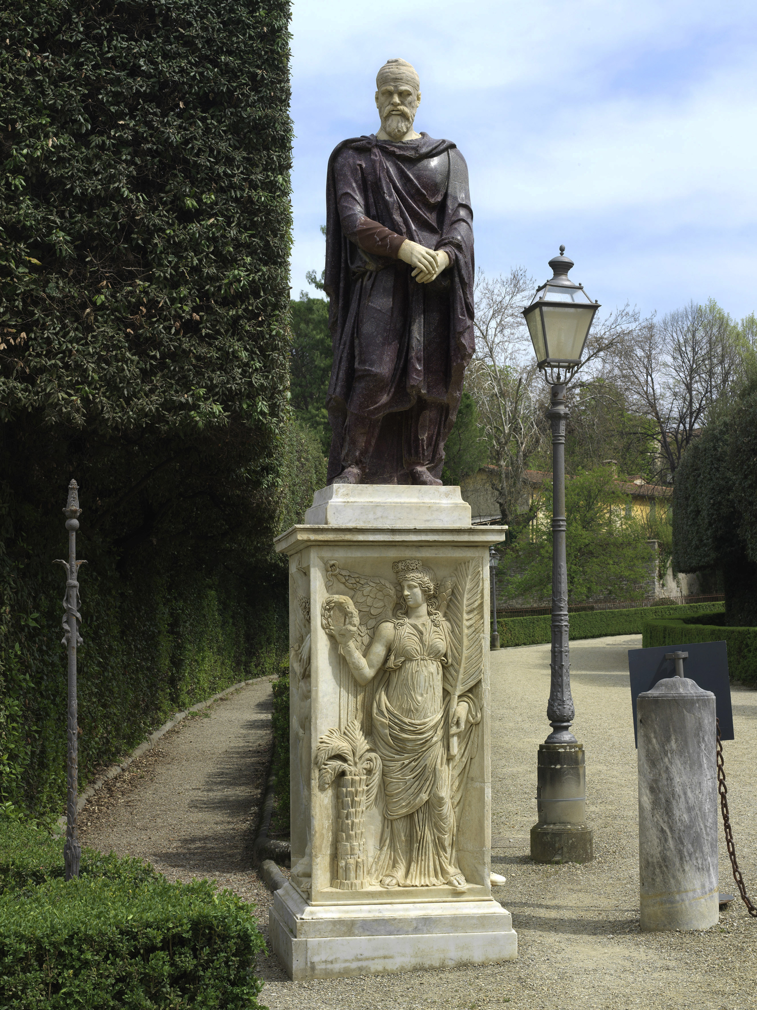 Statua di barbaro prigioniero (Dace pileatus), Giardino di Boboli ...